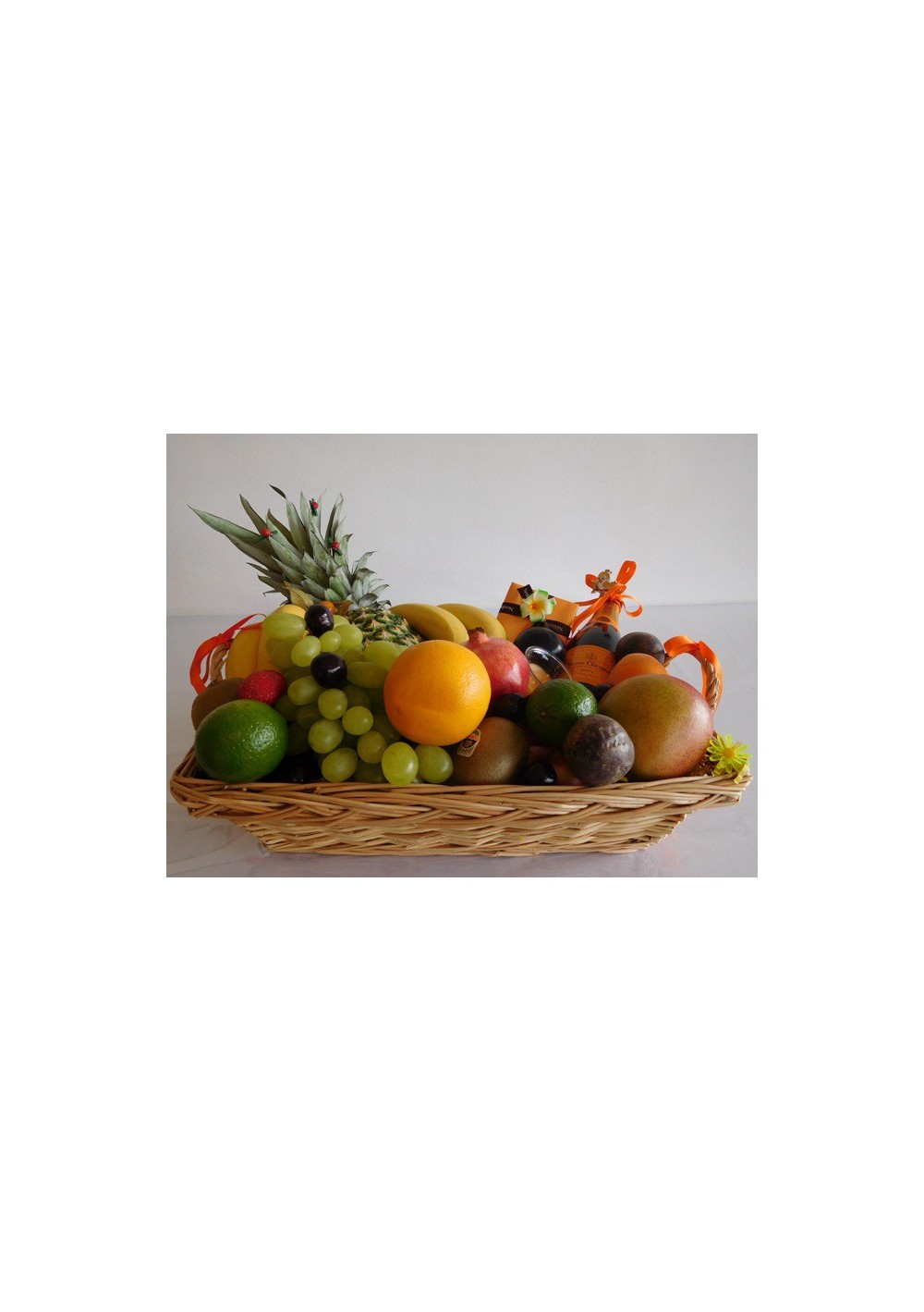 Deluxe delivery of exotic fruit baskets Belgium